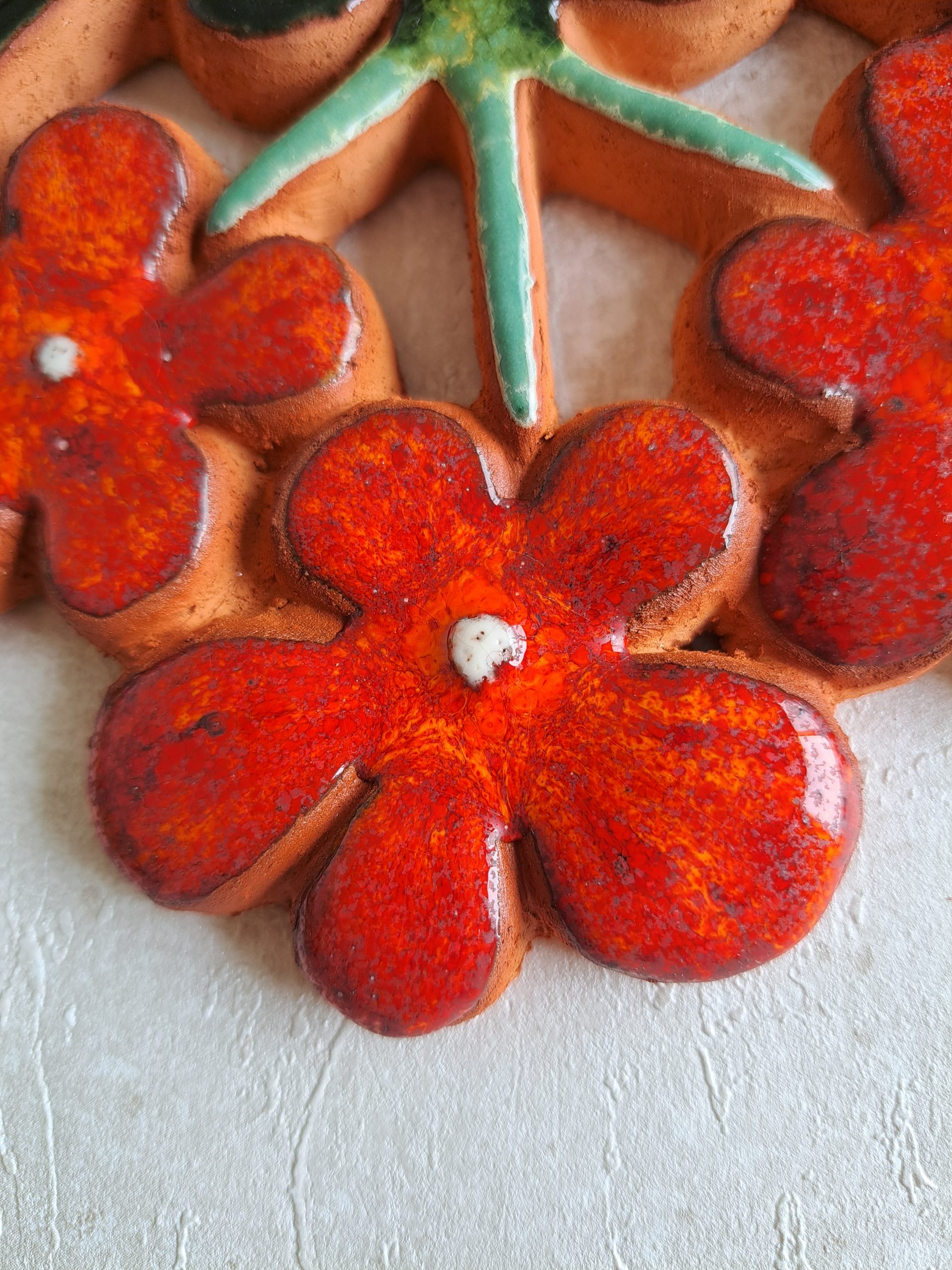 Mandala flores vermelhas (Cód: md77) - Tatiana Lucas Cerâmica
